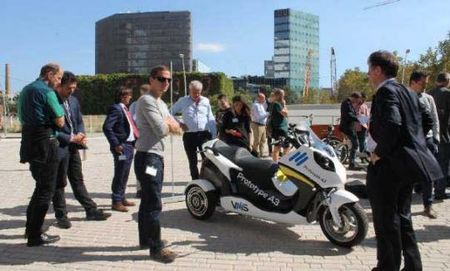 VMS Automotive presenta una moto eléctrica de tres ruedas y cuerpo ...
