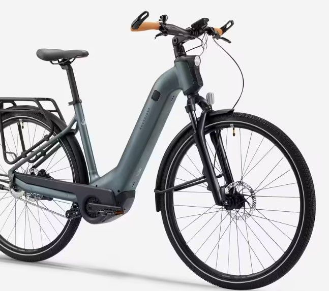 Esta bicicleta eléctrica tiene motor central, cambio automático, y un ...